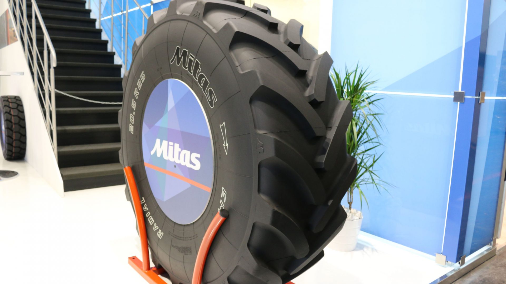 Mitas lancia EMR-01, il nuovo pneumatico per telescopici agricoli ...