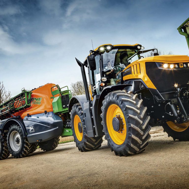 Nuovi Fastrac 8000, l'alta potenza JCB 'quasi' isodiametrica | TRATTORI ...