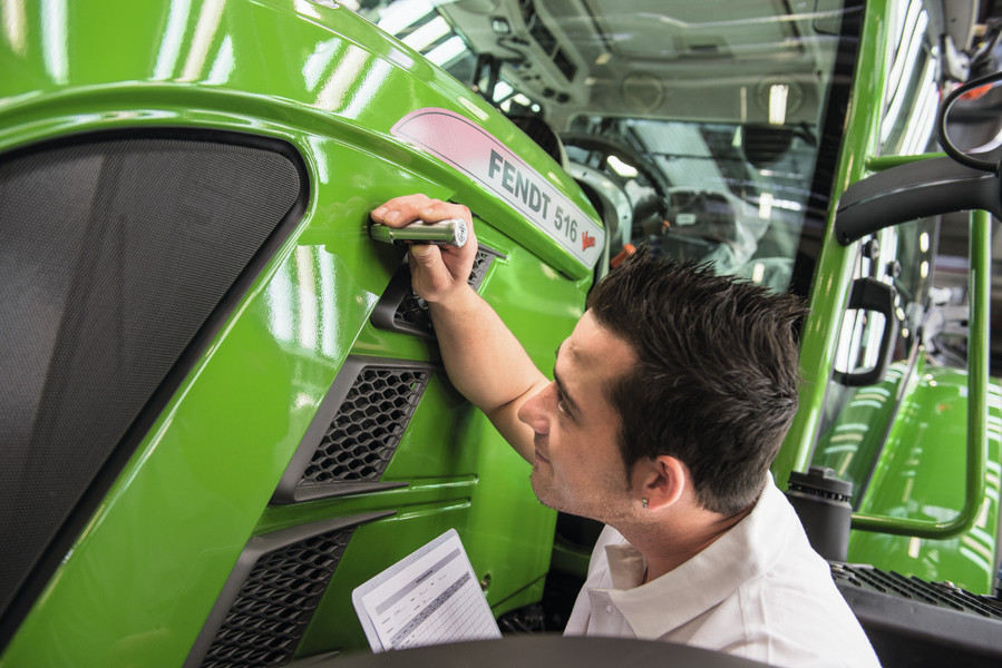 Fendt a Bologna con il nuovo colore 'Fendt Nature Green' | TRATTORI Web ...