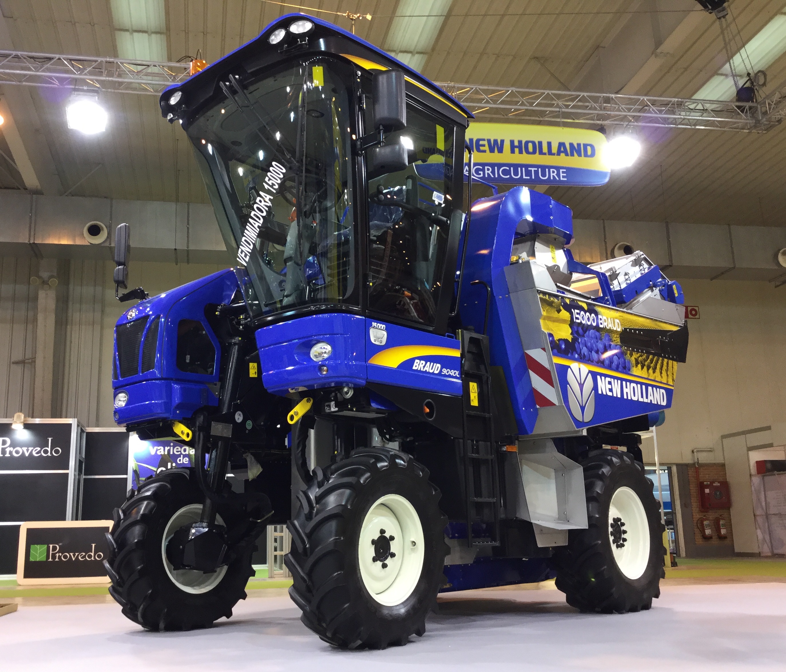 New Holland festeggia la produzione della Braud numero 15.000 ...