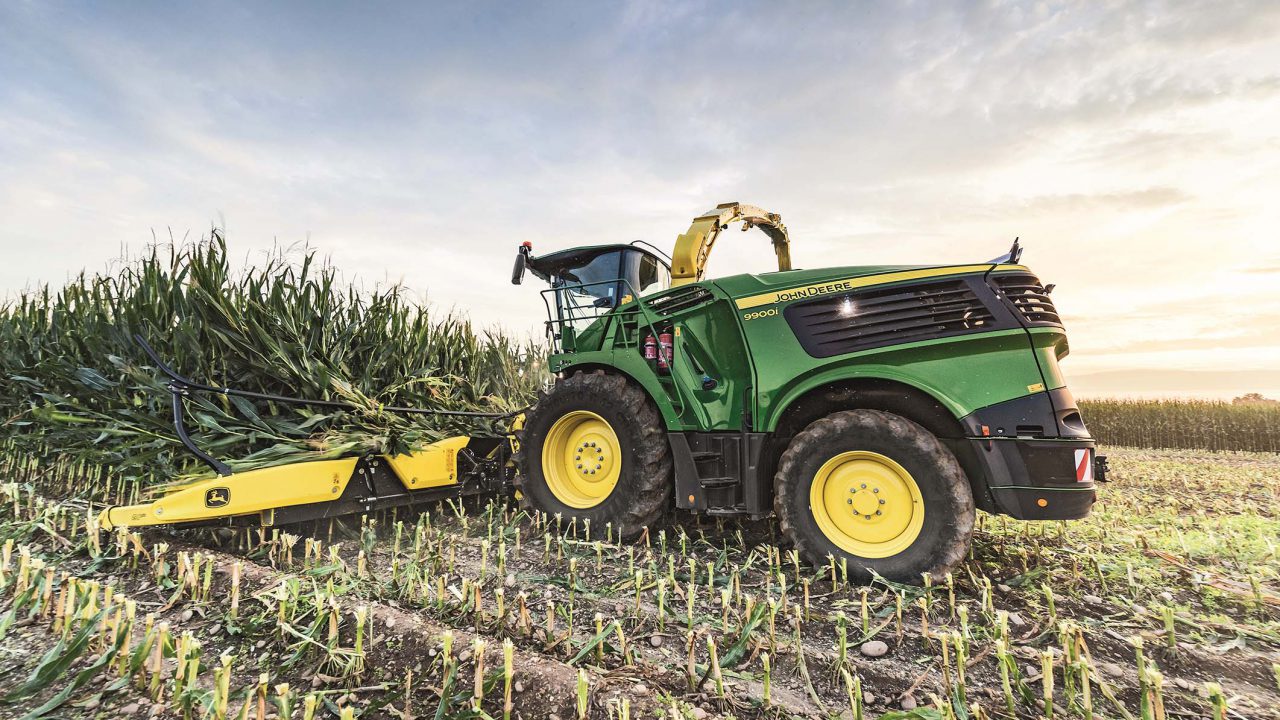 John Deere presenta le nuove trince Serie 9000. C'è il V12 Liebherr ...