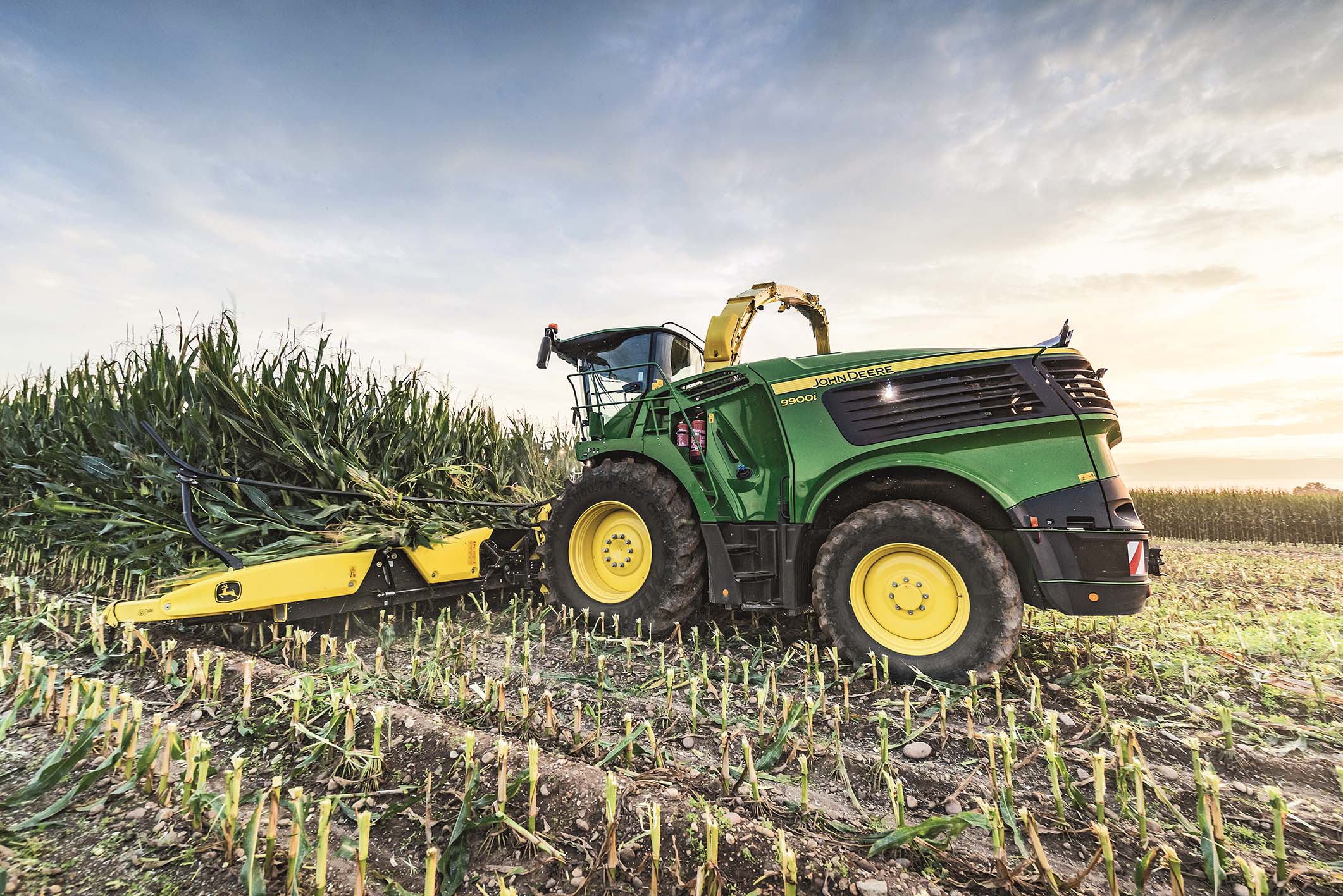 John Deere presenta le nuove trince Serie 9000. C'è il V12 Liebherr ...