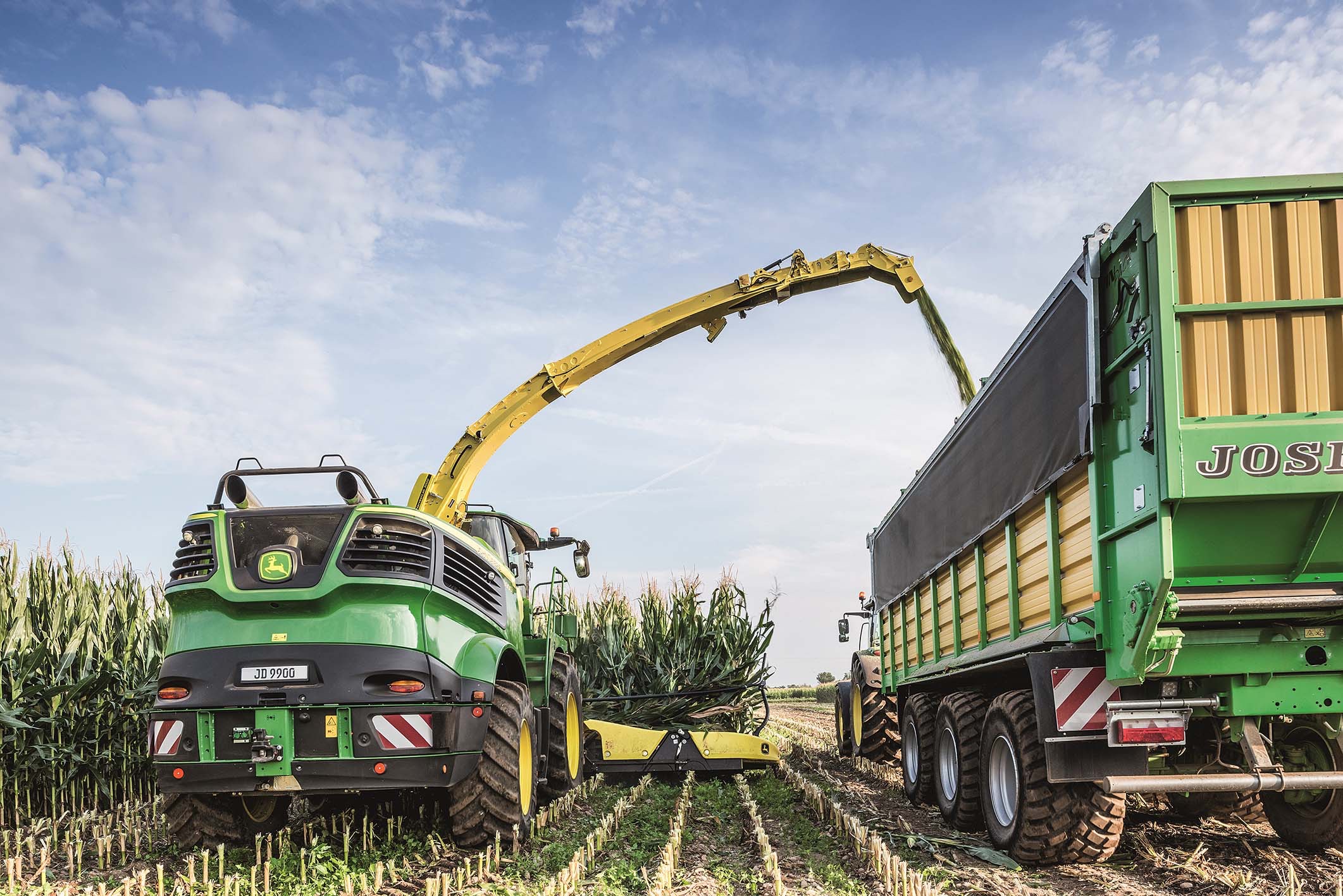 John Deere presenta le nuove trince Serie 9000. C'è il V12 Liebherr ...
