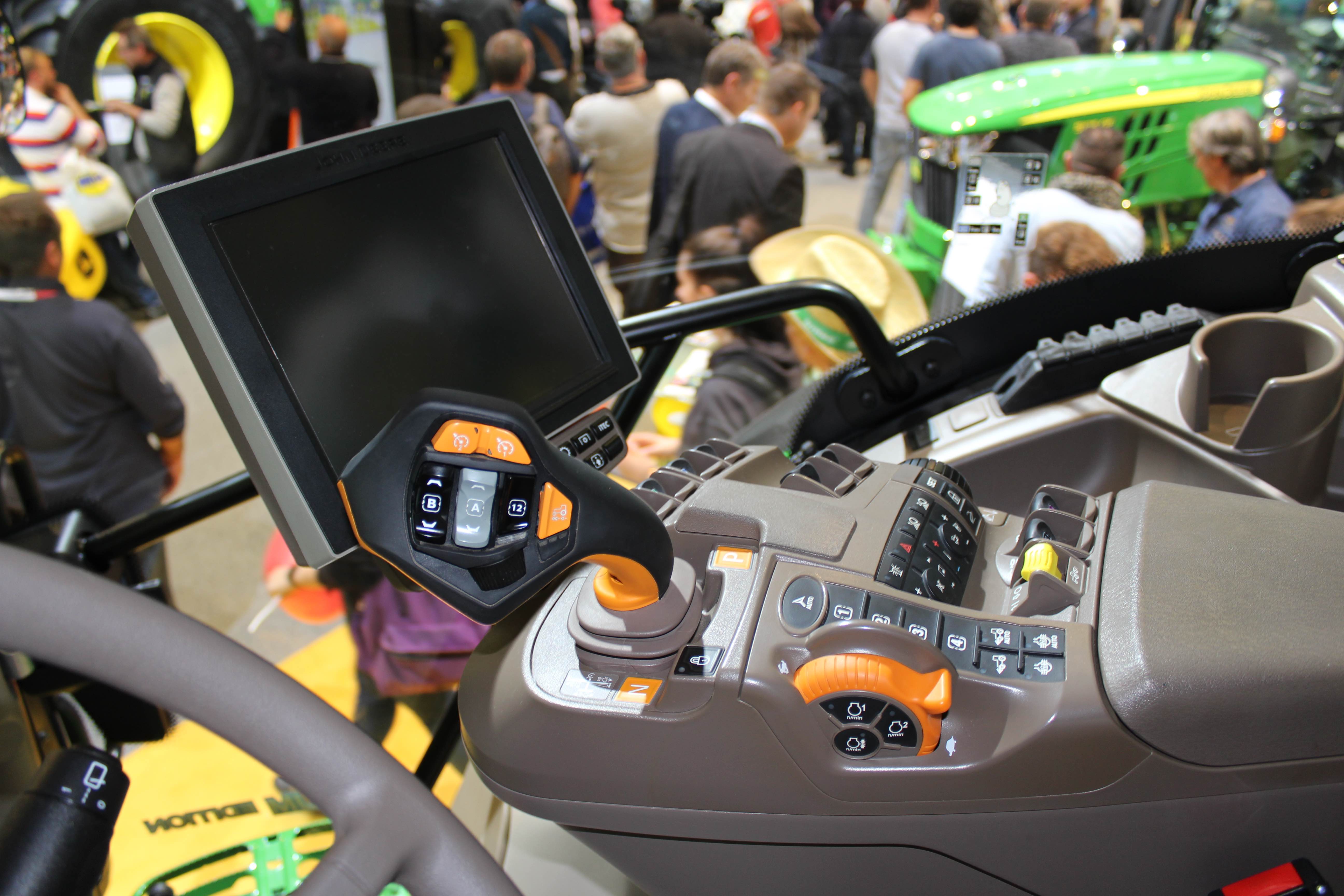 John Deere estende il joystick CommandPro su tutta la Serie 6R | TRATTORI Web - News sui trattori