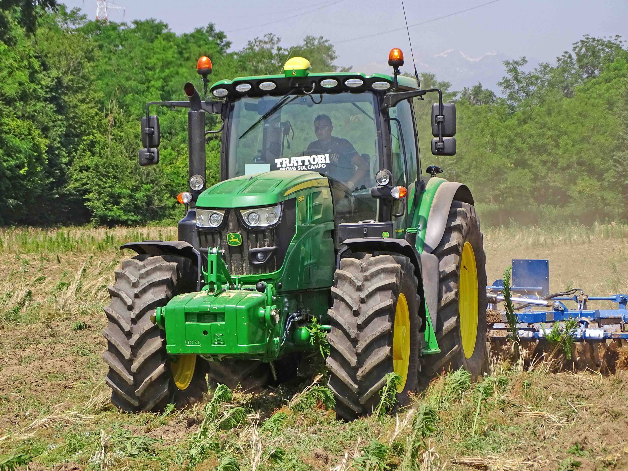 John Deere 6155R, trattore medio versatile e potente col CommandPRO