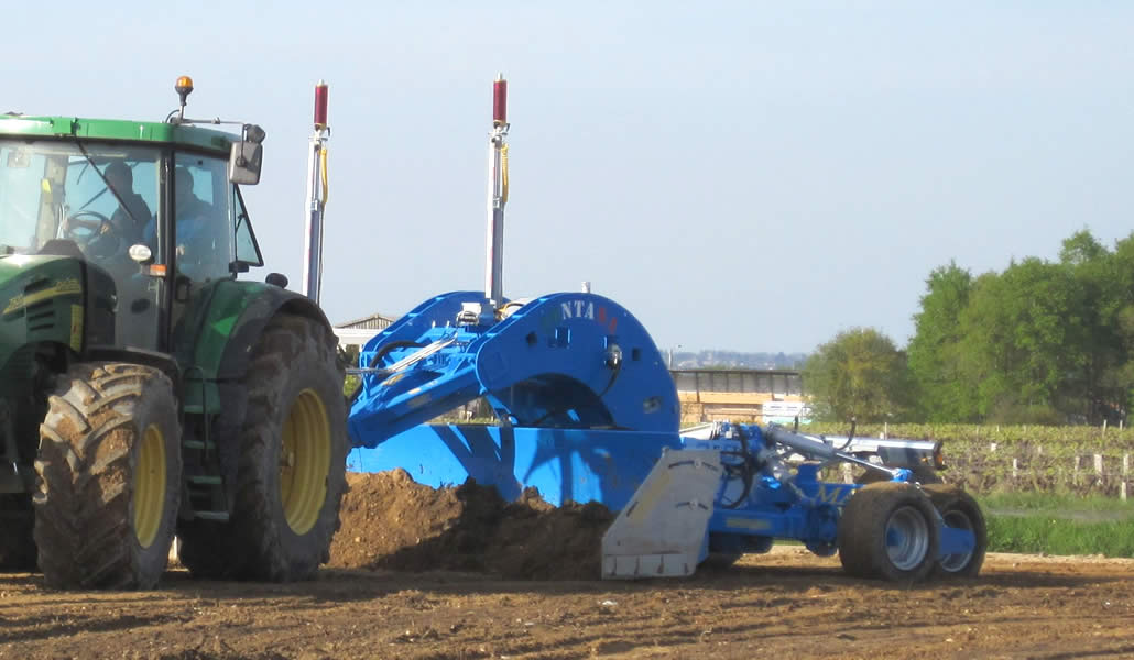 Fontana, la lavorazione del terreno dallo scraper ai coltivatori