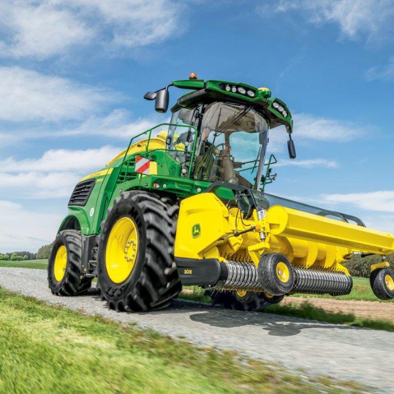 John Deere 8000 e 9000, aumentata la potenza delle trince semoventi