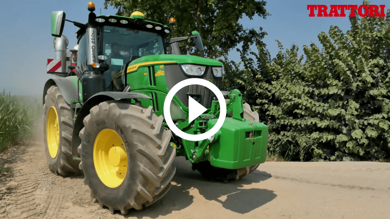 John Deere 6R 250, la prova sul campo. Il trasporto al centro [VIDEO]
