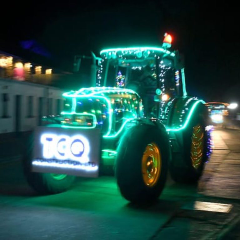 Isola di Man, a Natale i trattori girano addobbati con le lucine