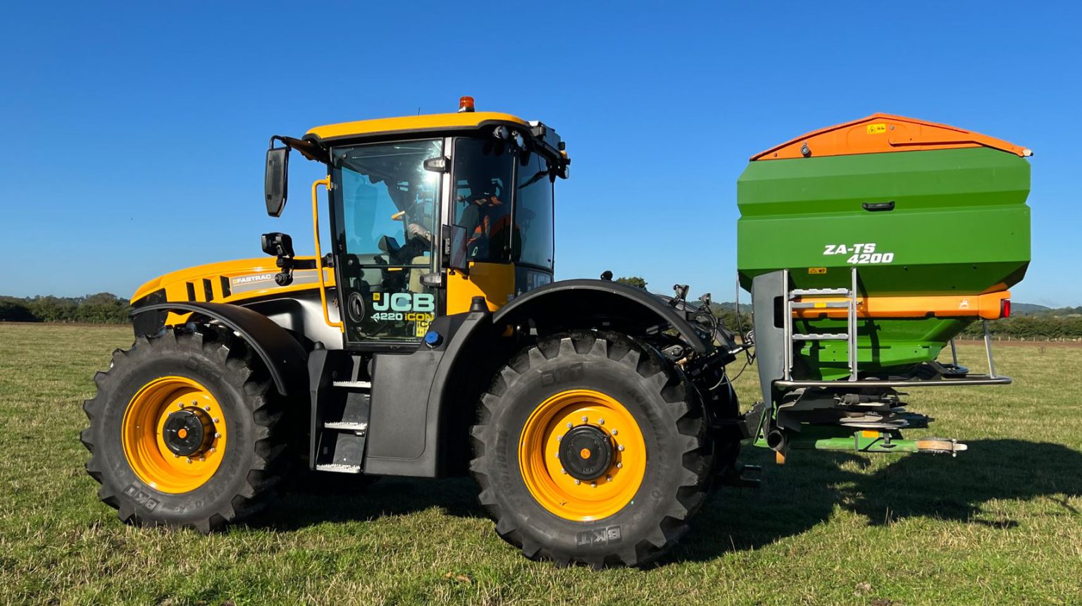 JCB Fastrac 4220 iCON, vado al massimo. Le impressioni di guida