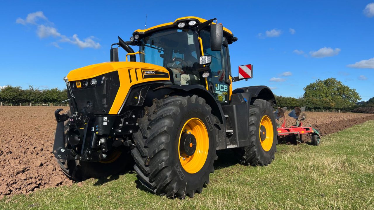 JCB Fastrac 4220 iCON, vado al massimo. Le impressioni di guida