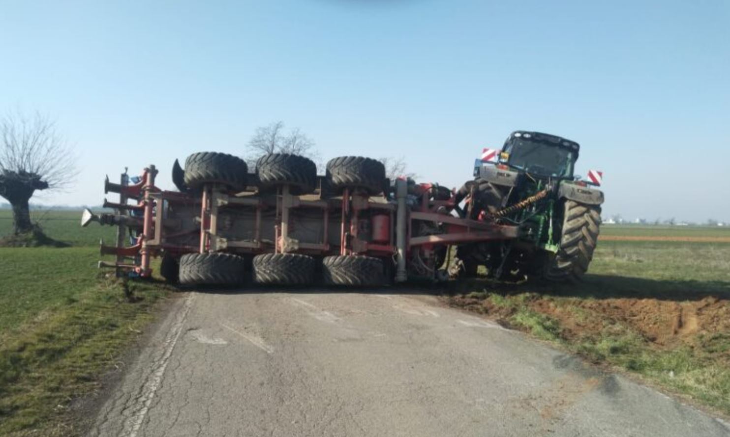Alessandria, il rimorchio di un trattore si ribalta. Bloccata una strada Alessandria, il rimorchio di un trattore si ribalta. Bloccata una strada