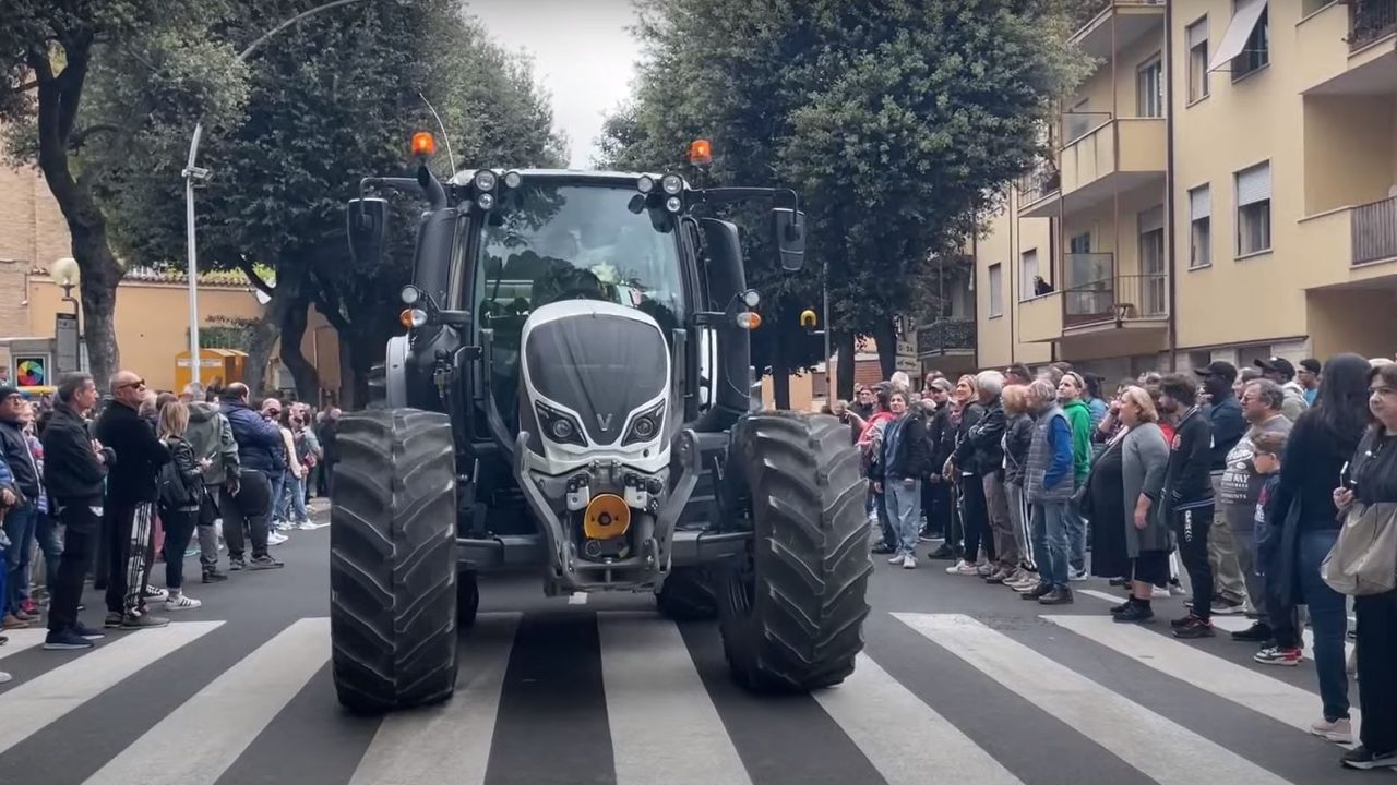 Primo maggio, torna la sfilata dei trattori a Cesena. Tanti i partecipanti