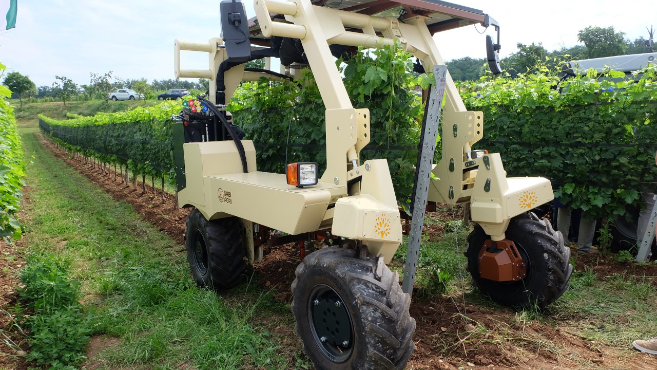 Sabi Agri presenta un trattore elettrico scavallante e un robot agricolo