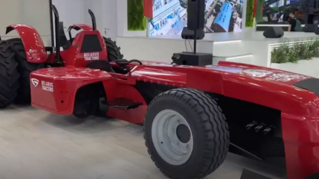 Quando il trattore diventa una 'Formula 1': succede in Bielorussia