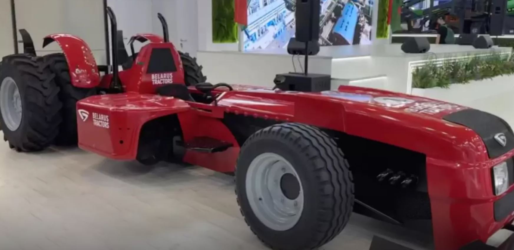 Quando il trattore diventa una 'Formula 1': succede in Bielorussia