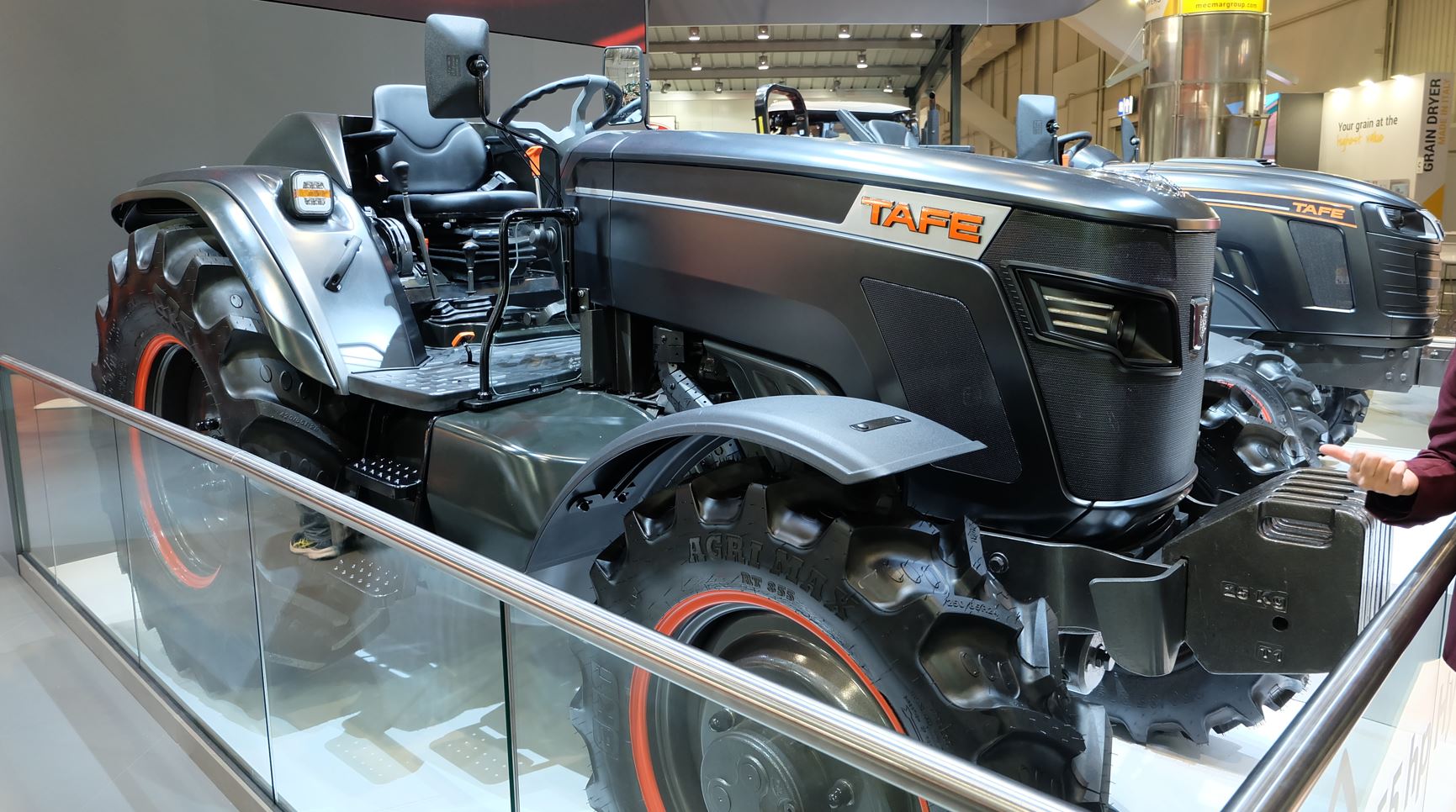 TAFE Tractors, piatto ricco a Agritechnica 2023. C'è l'elettrico