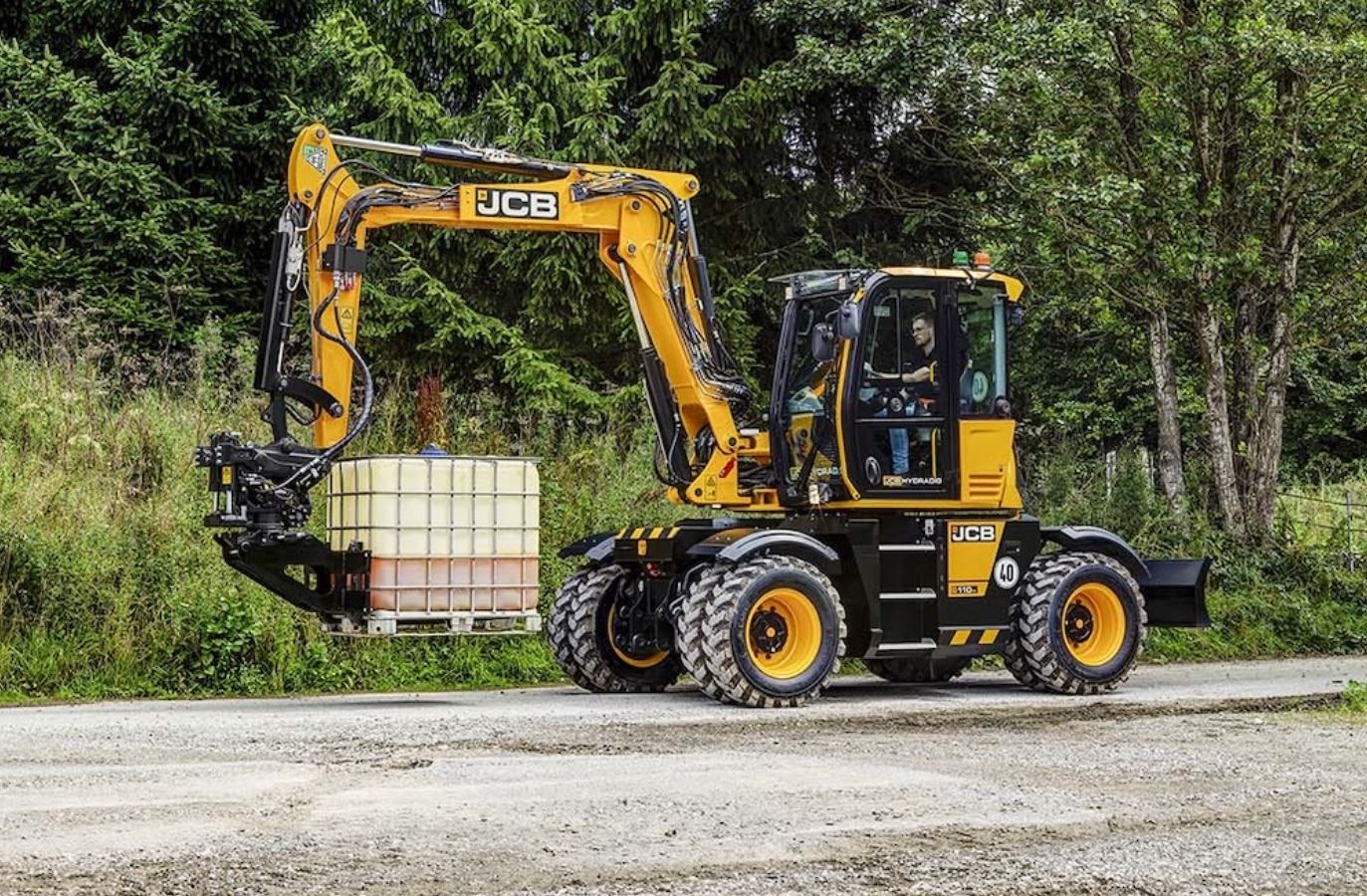 Hydradig Pro, il nuovo escavatore gommato di JCB