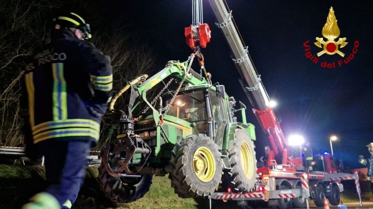 Dormelletto, trattore in bilico sul guard rail